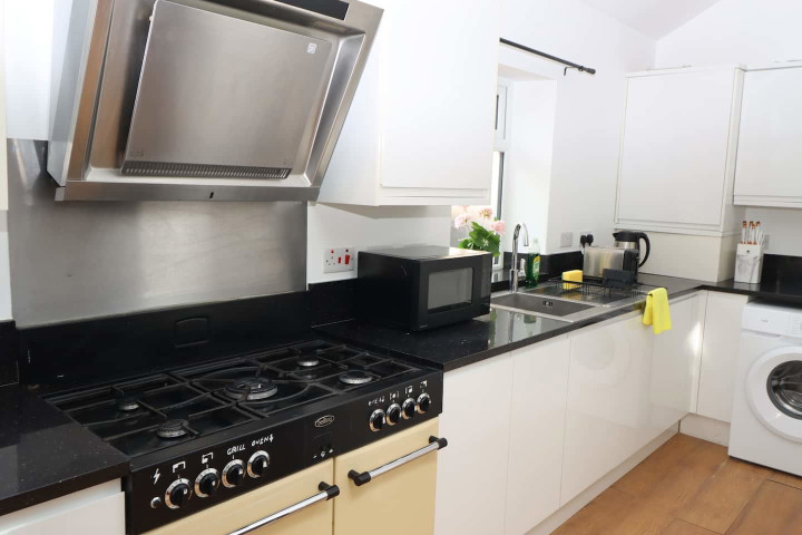 5 Bed Home Close To Tottenham And Meridian Water - London