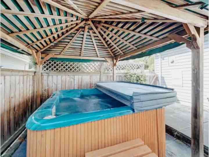 The Cozy Hot Tub Suite - Sechelt