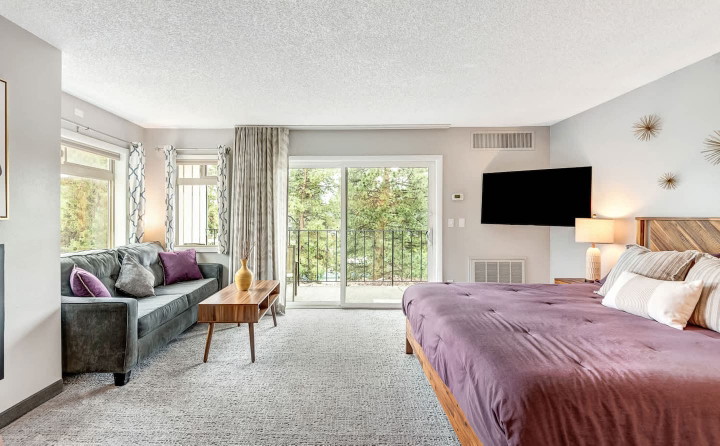Downtown Corner Studio With 270-degree River View - Bend, OR