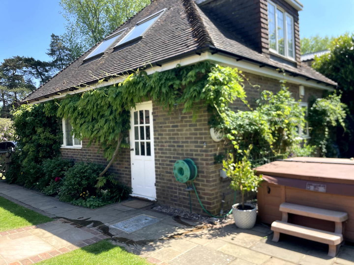 Picturesque  Annexe, Kingswood Village, Surrey - Redhill