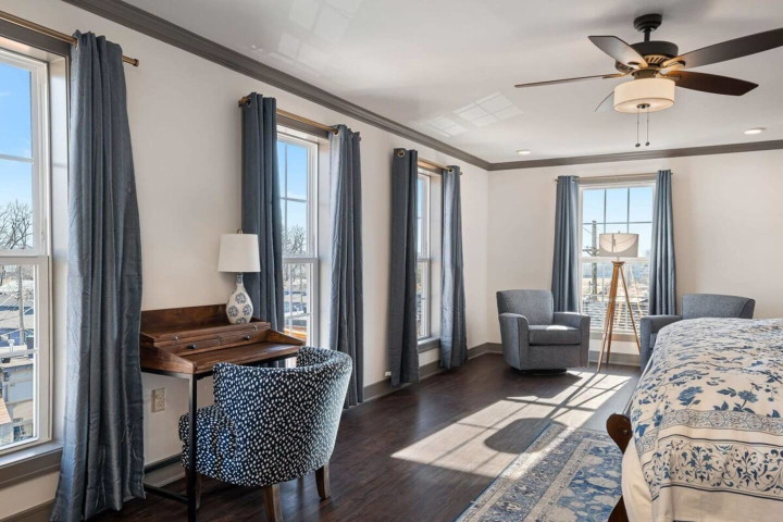 Cozy King Suite_balcony_great Location_shops&eats - Parkville, MO
