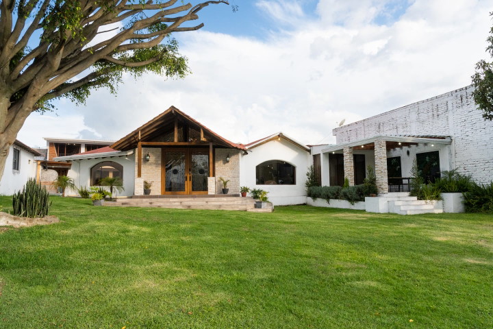 Luxurious Gated Modern Estate - Quito