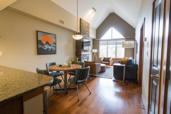 Luxury & Quiet Top Floor Penthouse Suite - Alberta