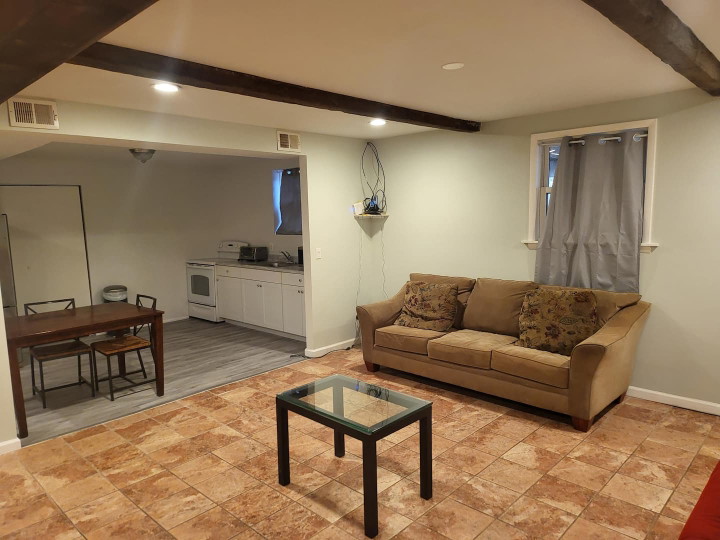Large 8 Bedroom House On 3 Acres - Leesburg, VA
