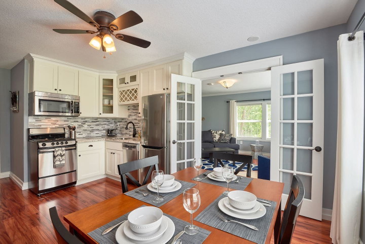 Luxurious & Spacious One Bedroom Downtown Flat - Dundee, OR