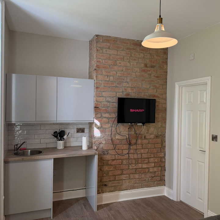 Brand New Central Studio With Parking - Derby