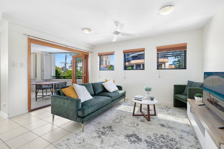 Home-sized 4br W/ 2 Car Parking ~ 350m From Beach! - Broadbeach