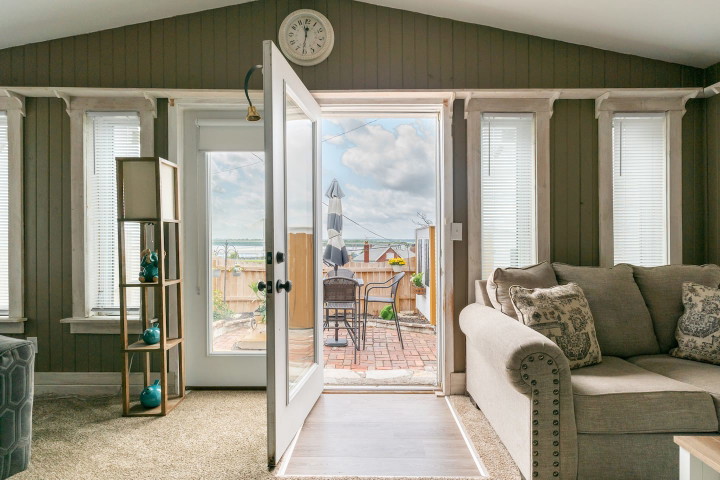 Riverview Home W/ Enclosed Porch In Downtown Alton - Alton, IL