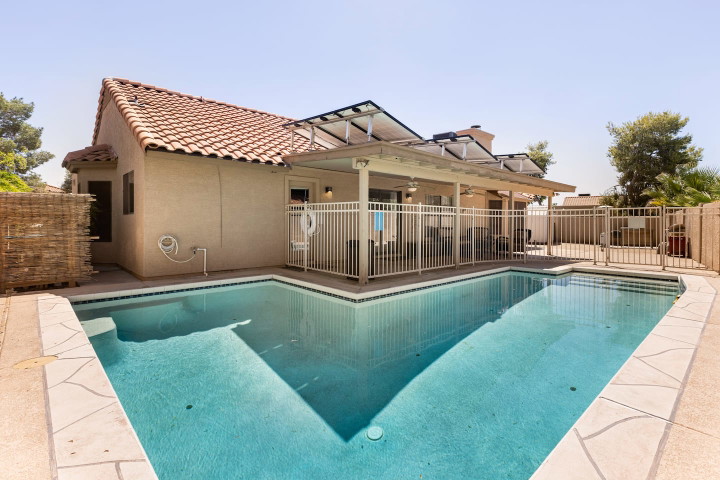 Glendale Treasure, Prime Location, Large Pool. - Glendale, AZ