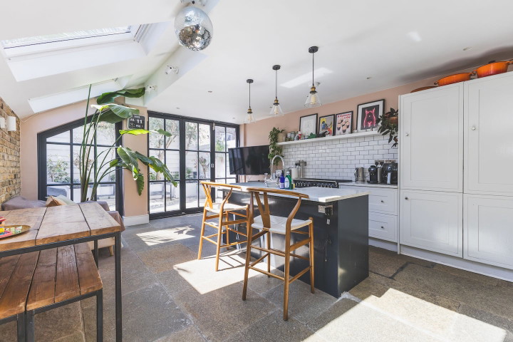 Modern Comforts In A Designer Home - セントラル・ロンドン