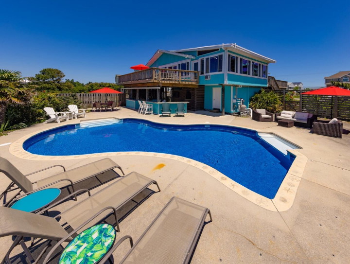 Back Bay Dog- Pool, Hot Tub, Bay, Sleeps 13 - Sandbridge Beach, VA