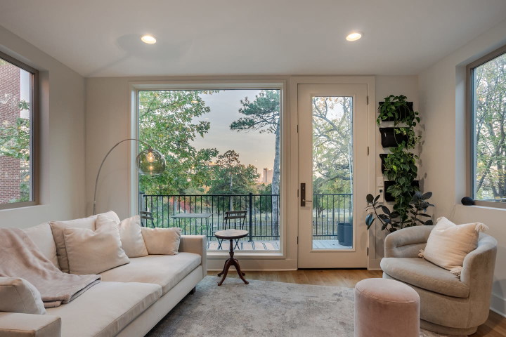 Warm & Curated Retreat, New Build Carriage House - Kansas City, MO