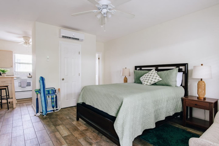Studio On Pompano Beach Two Blocks From The Ocean - Pompano Beach, FL