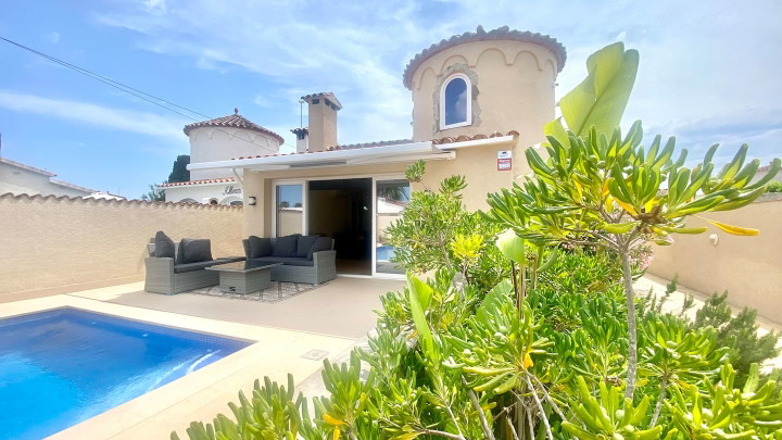 House With A Pool, 3 Bedrooms. - Empuriabrava