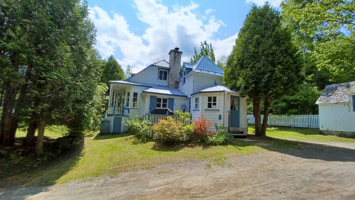 Le Lys Bleu, Between River And Mountains - La Malbaie
