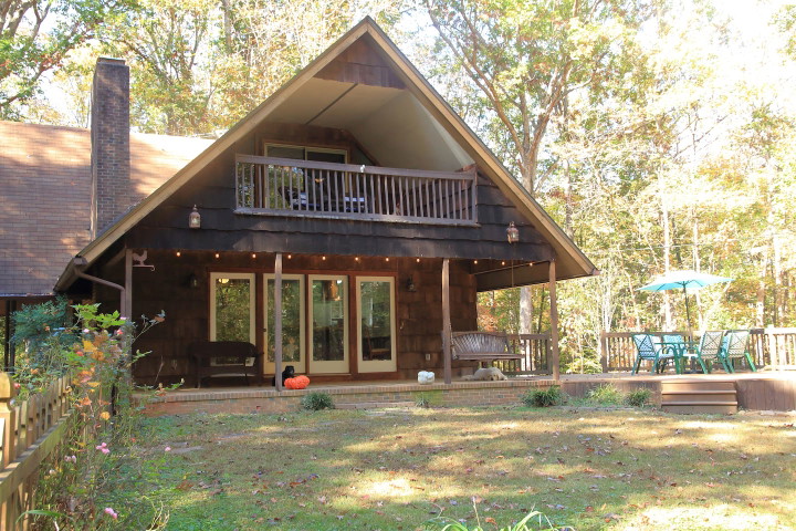 Toad Hill Cabin- Fenced Yard, Large Deck, Sleeps 8 - Lake Lucas, NC