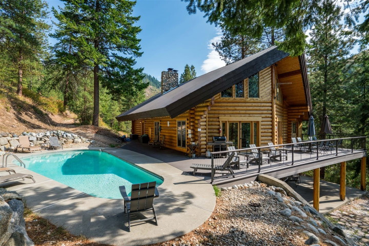 12-acre Log Lodge: Hot Tub, Pool, Mountain Views - Leavenworth, WA