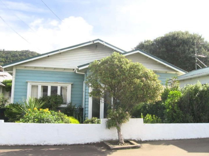 Sunny Seaside Bungalow In Lyall Bay - Wellington