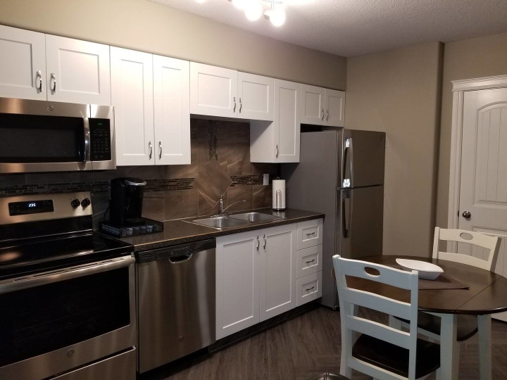Red Deer Hospital - 1/2 Block Walk - Quiet/ Secure - Red Deer