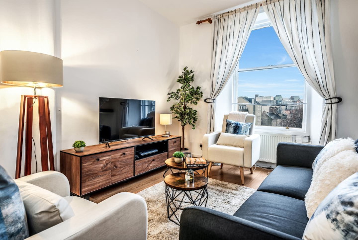 Cozy Central 2 Bed Apt With Great View - Parking - Edinburgh, UK
