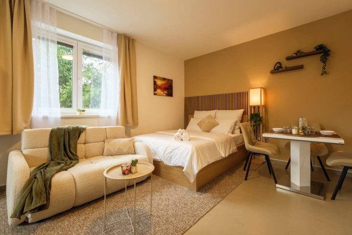New Secret Garden Studio | Free Parking | King Bed - Prague