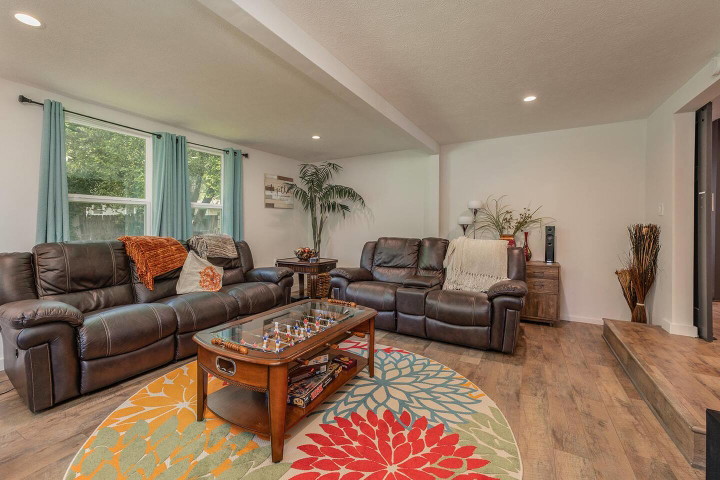Stylish Modern Home: Entertaining Den & Prime Loca - Springfield, MO