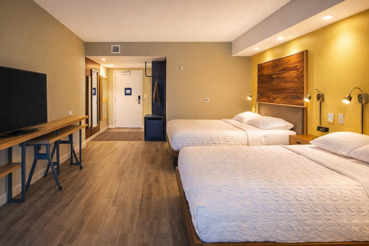 Three 2 Queen Rooms W/ Free Breakfast & Parking - Portland, ME