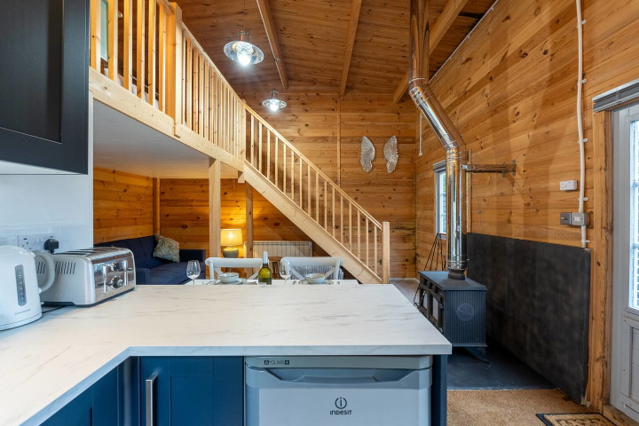 Charming Rural Lodge-wood Burner, Air Con & Wi-fi - Shere