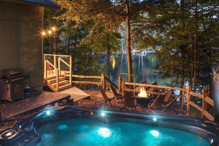 Lakefront Cottage: Hot Tub, Pool, Fire Pit, Kayaks - Michigan