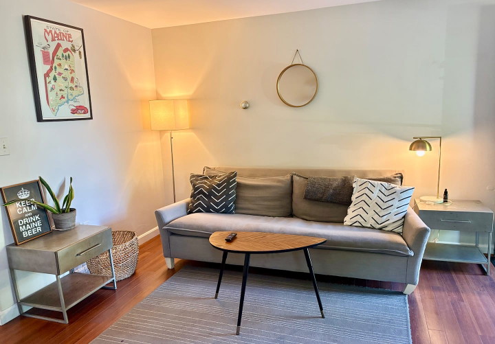 Quiet Neighborhood Apt  Clean, Safe, W/ Parking - South Portland, ME