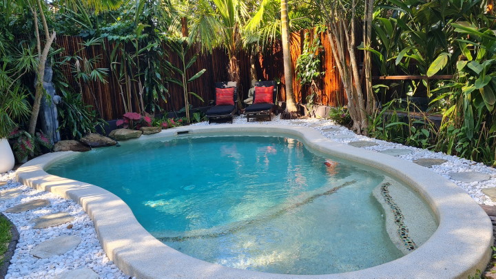 Tropical 2 Bedroom Home With Private Pool - Ocean Shores