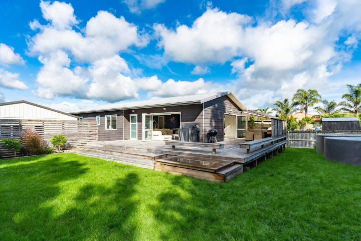 Family Fun - Sunny, Fully-fenced, Holiday Home - Walk To The Village, Markets, Bennetts, Tavern And More - Mangawhai