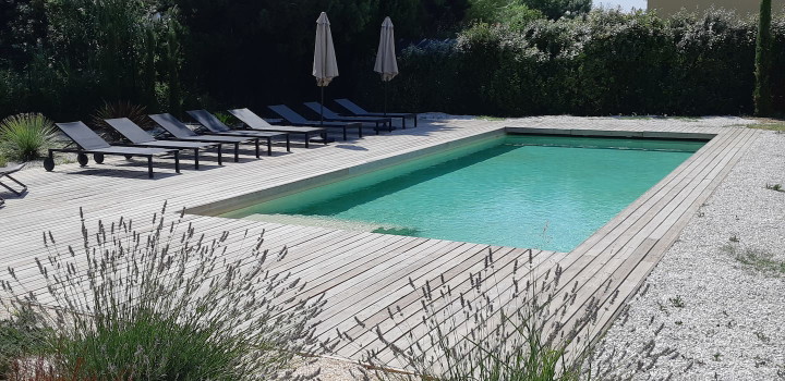 Gîte De Charme Au Paradou. Piscine. Terrasse Bois. - Arles