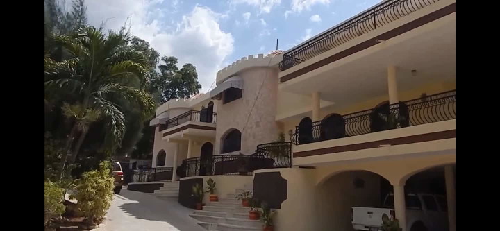 The Palace Estate Mansion In Haiti - Port-au-Prince
