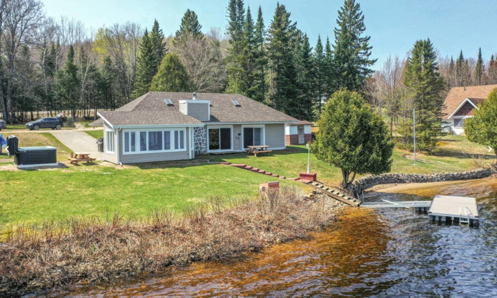 Chaleureux Chalet Sur Le Bord Du Lac Rochon. - Québec