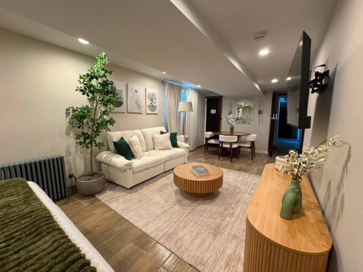 Studio Near Wrigley Sleeps 4 Games + Fireplace - Chicago, IL