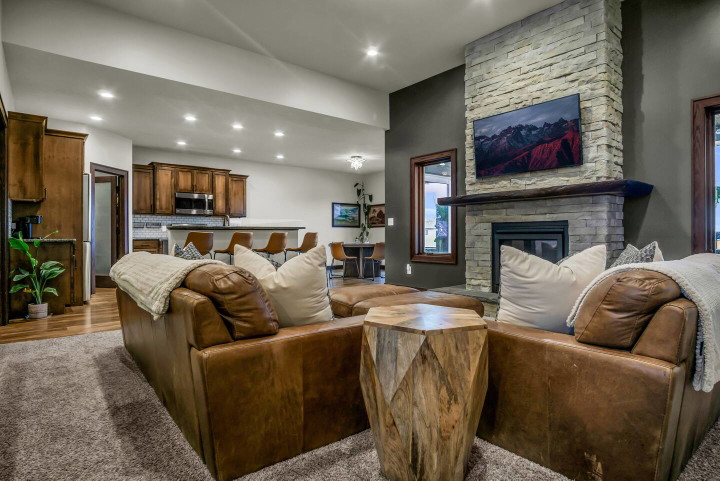 Luxury 5br/3ba W/ Hot Tub/83 Tv - Kearney, NE
