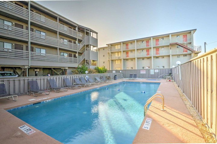 Walk To Beach And Pier! - Garden City, SC