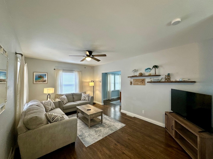 Bright Modern Home Near Downtown Cedar Rapids - Cedar Rapids, IA