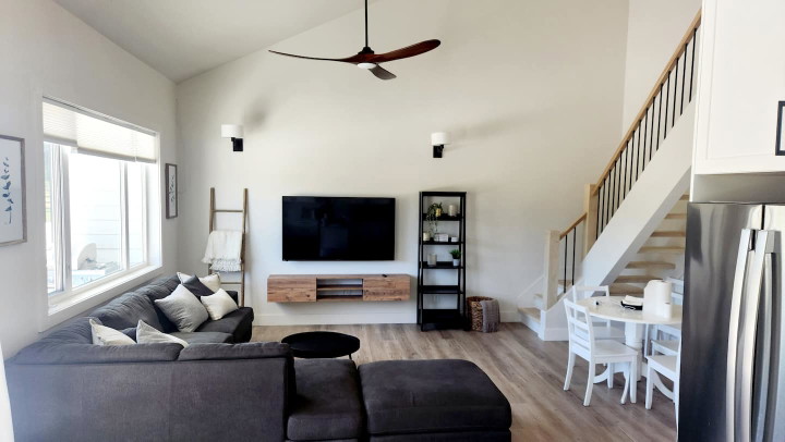 New Bright Modern Farm Oasis - North Saanich