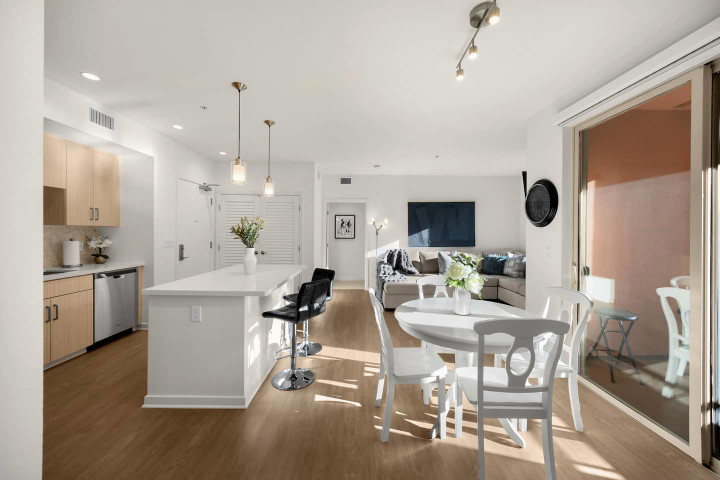 Resort-style 2 Bedroom Apartment By Spectrum Mall - Irvine, CA