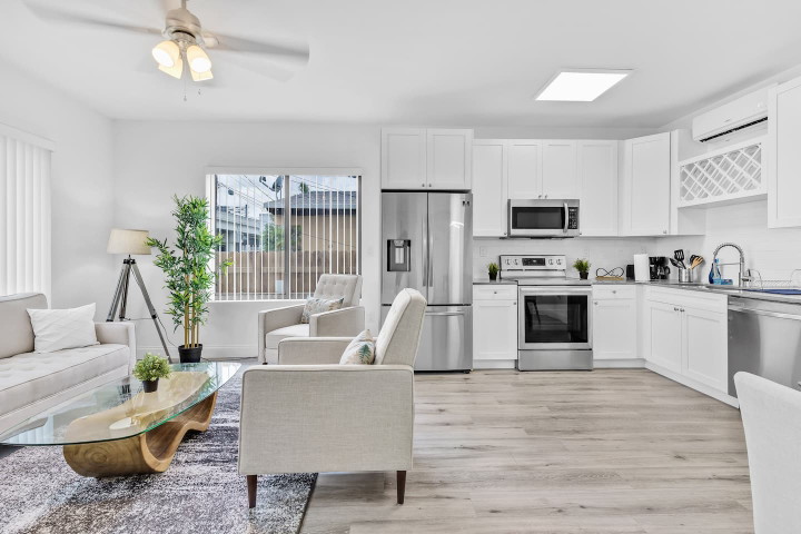 Bright & Stylish Condo, Steps From Design District - Miami