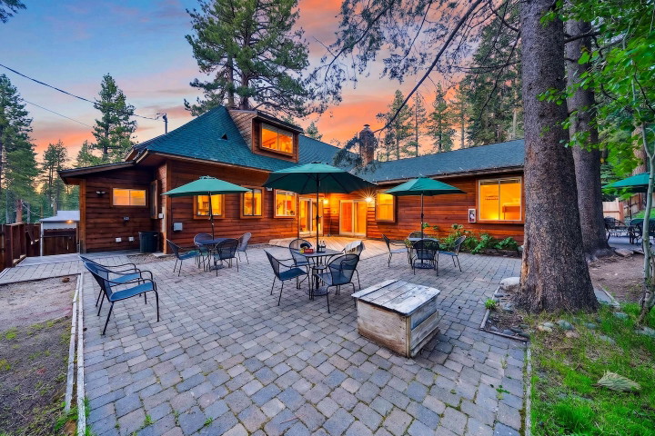 Hot Tub + Basketball + Bunkhouse Walk To Beaches - South Lake Tahoe, CA