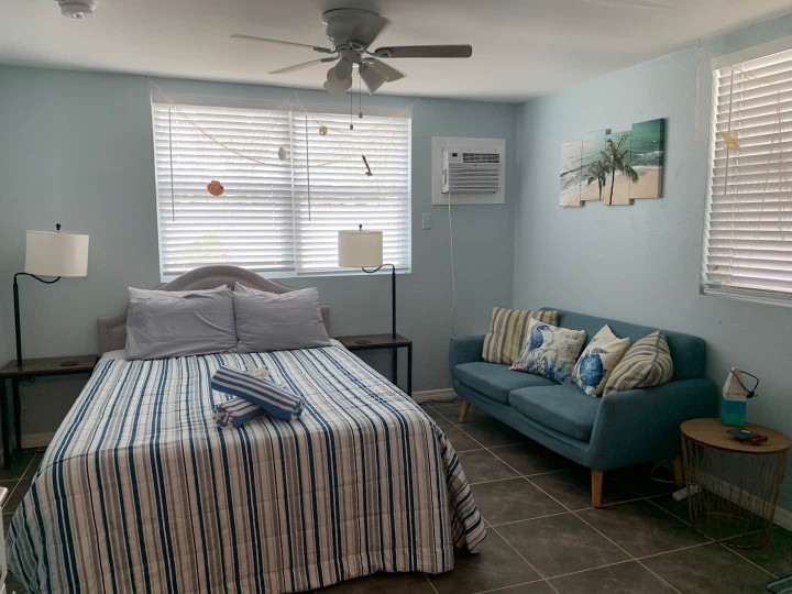 Sunny 'Barefoot Bungalow' Studio 2 Blks To The Sea - St. Pete Beach, FL