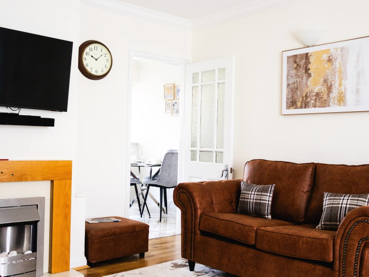 Comfy 3-bed Home W/parking Near Rainham & Thurrock - Dartford