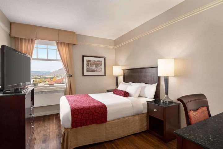 Plaza Hotel L 1 Queen Bed L Near Riverside Park - 