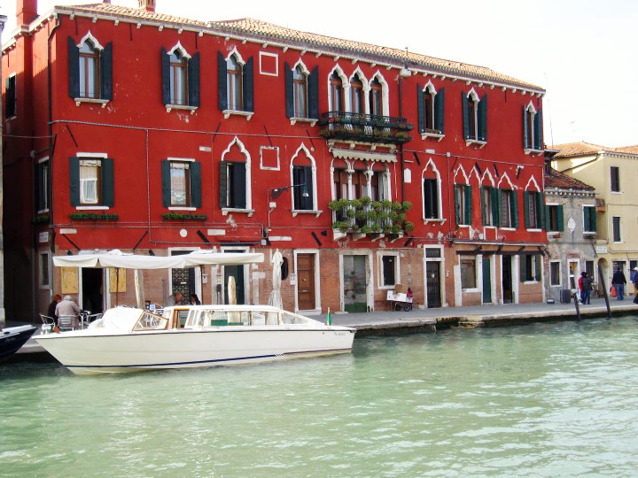 Gothic Palace On The Canal, No Steps From The Station - Venice