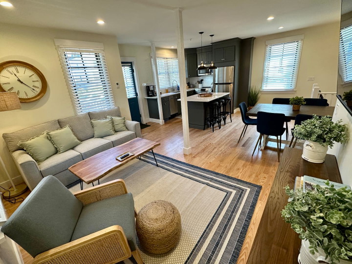 Downtown Newport 2br Apartment W/ Parking & Deck - Newport, RI