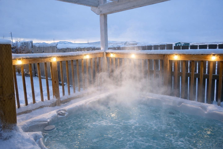 Meadowlark Cottage- Sleeps 6 + Private Hot Tub! - Cardston