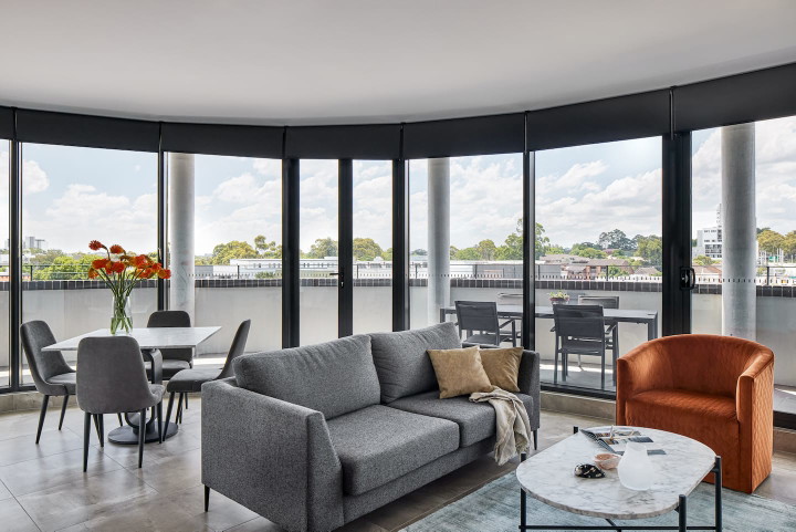 Generous, Private Balcony, One Bedroom Apartment - パラマタ